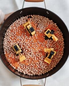 19 Fun Sensory Spring Tuff Tray Ideas for kids - Bjarni Baby