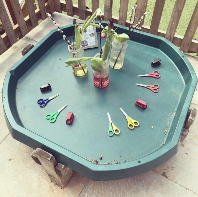 19 Fun Sensory Spring Tuff Tray Ideas for kids - Bjarni Baby