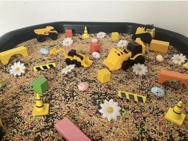 19 Fun Sensory Spring Tuff Tray Ideas for kids - Bjarni Baby
