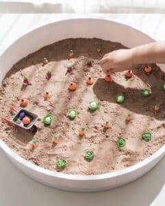 19 Fun Sensory Spring Tuff Tray Ideas for kids - Bjarni Baby