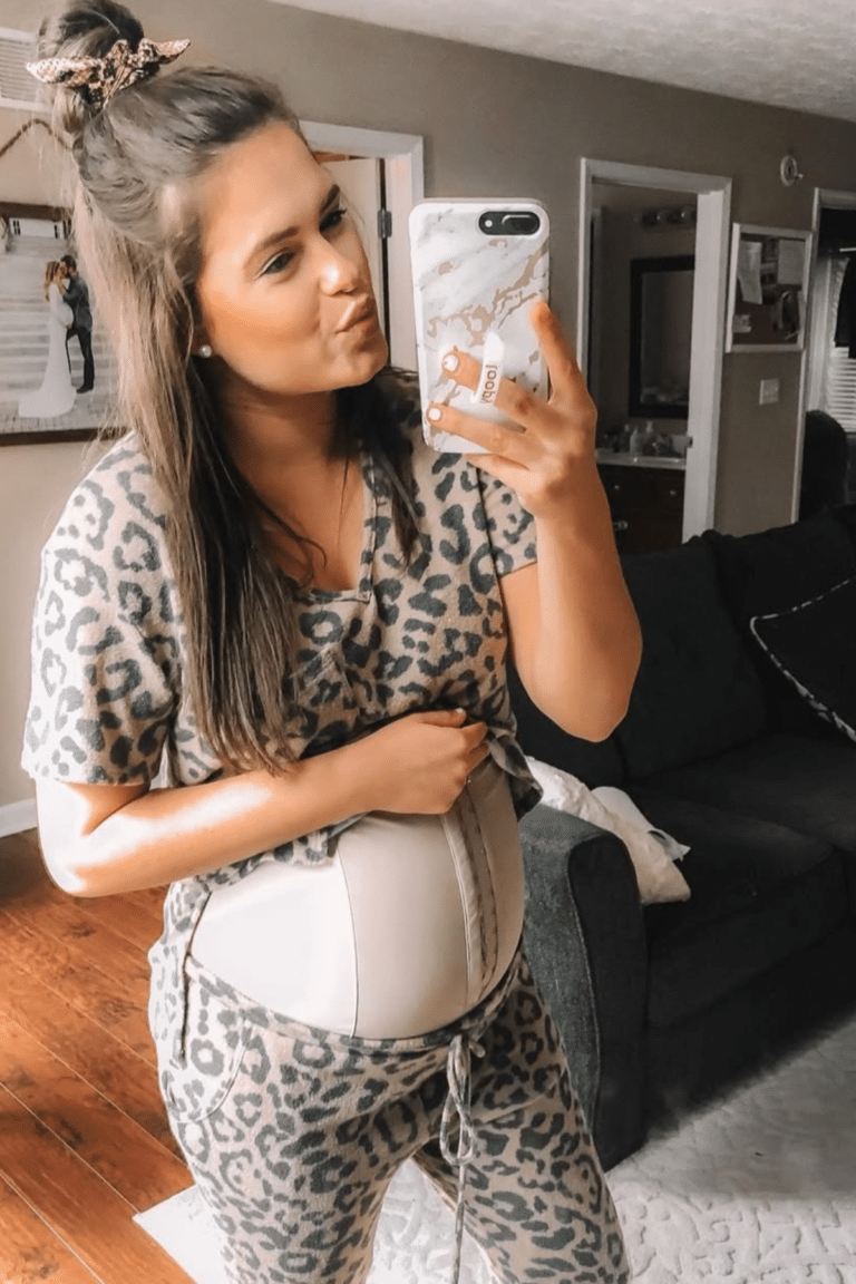 23 Postpartum Outfit Ideas That Are Cozy & Stylish! - Bjarni Baby